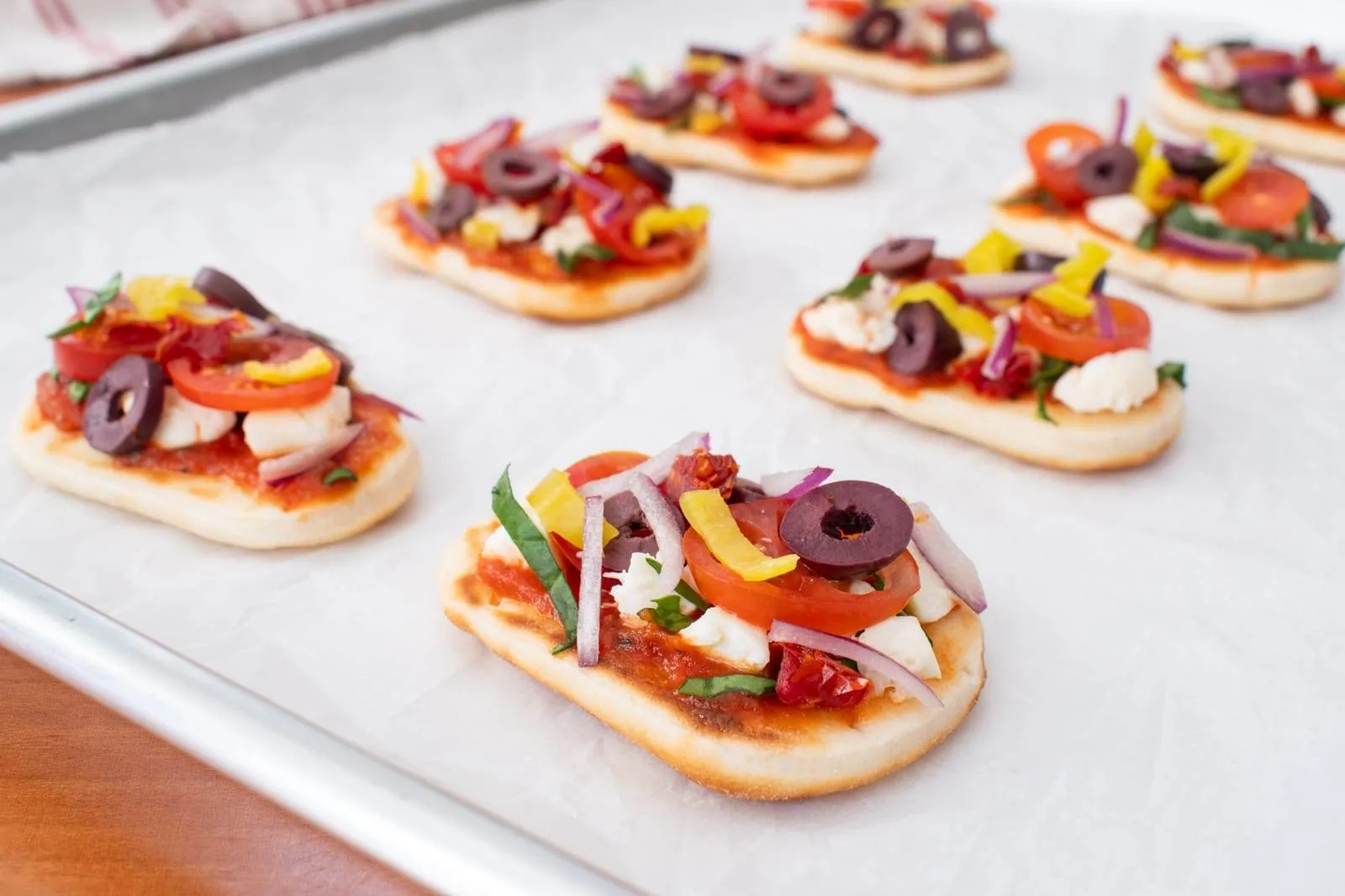 Mini Greek Naan Pizzas | For the Love of Cooking